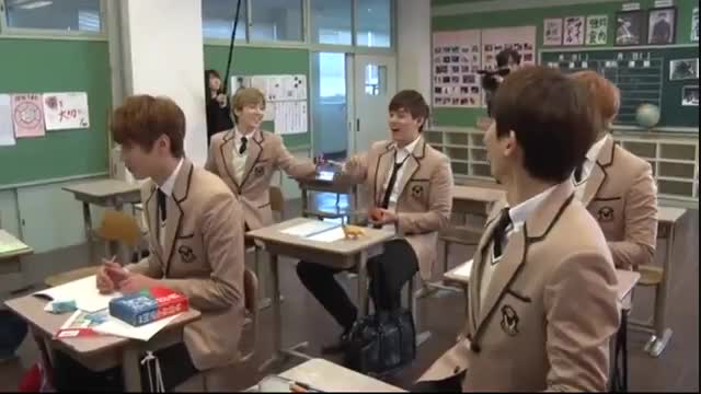 U-KISS Days in Japan یوکیس سر کلاس درس..!!خخخ ایلای بچه قلدر کلاس میشود..:)) - نماشا