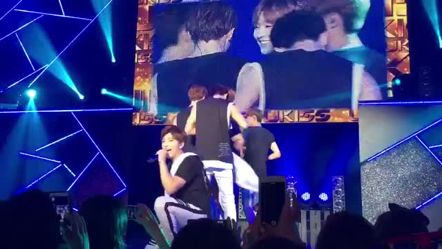 U-KISS japan live tour Stay Gold سوتی فجیع پسرا وسط اجرا Stay Gold ..!!آخرررررر خنده اس خخخخخخ ...