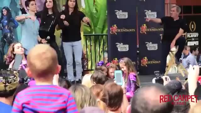 Dove Cameron Singing Her Song If Only Live At Downtown Disney Descendantsfanevent